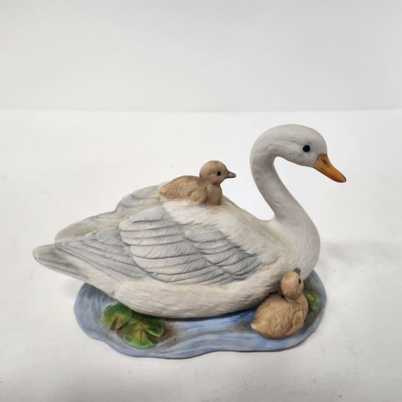 Homco | Accents | Vintage Homco Swan With Two Babies On Water Lilly ...